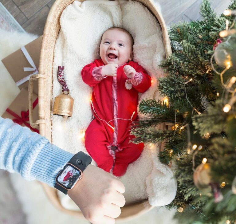 25 Super Cute Baby’s First Christmas Photo Ideas – My Motherhood Made Easy