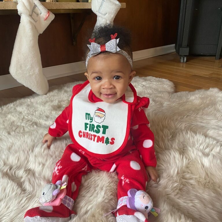25 Super Cute Baby’s First Christmas Photo Ideas – My Motherhood Made Easy
